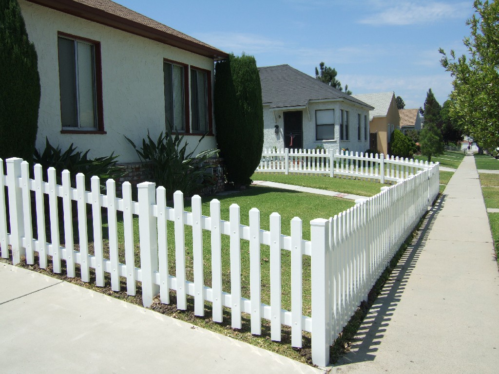 Weatherproof and Wonderful: The Benefits of Vinyl Picket Fencing - GNG